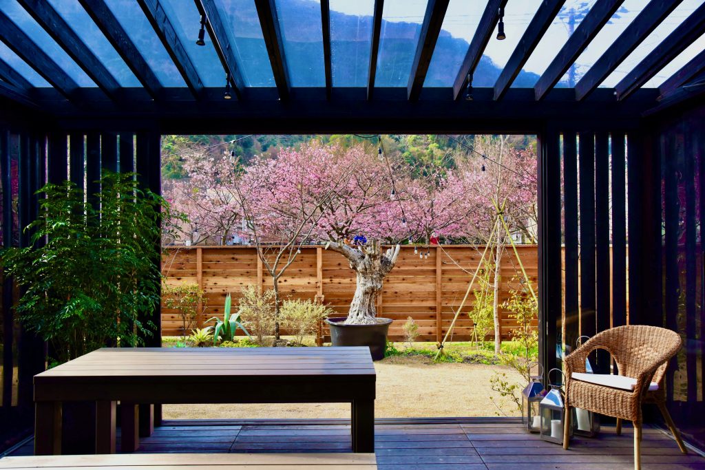 伊豆で桜を満喫するならタイニーハウスがおすすめ！新規オープン「Tiny Base The River」で快適な休日を過ごそう！ 【CAZUAL】