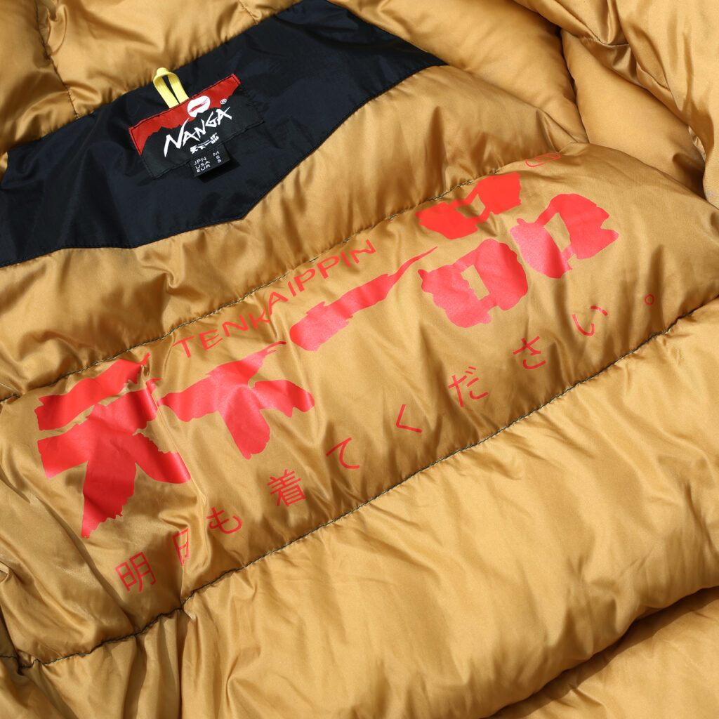 【NANGA×天下一品】こってりスープをデザインに落とし込んだ異色のコラボダウンが登場！ 【CAZUAL】